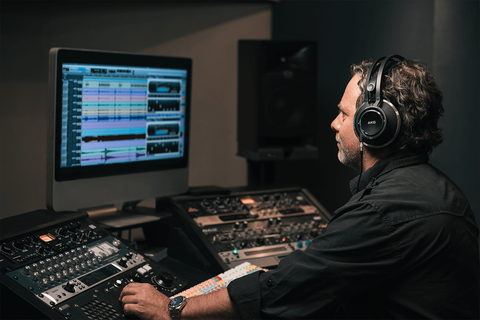 AKG Blog: How to Pick Professional Headphones for Any Scenario
